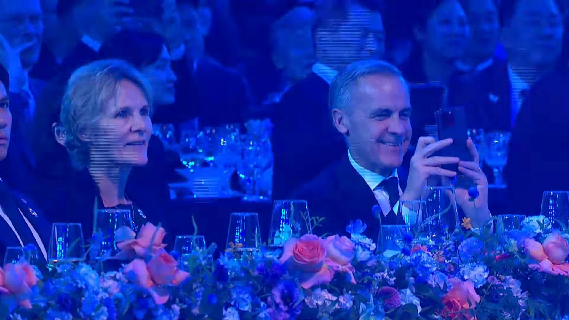 習近平看入迷！GD登APEC晚宴獻唱 加拿大總理成迷弟拿手機狂拍│TVBS新聞網