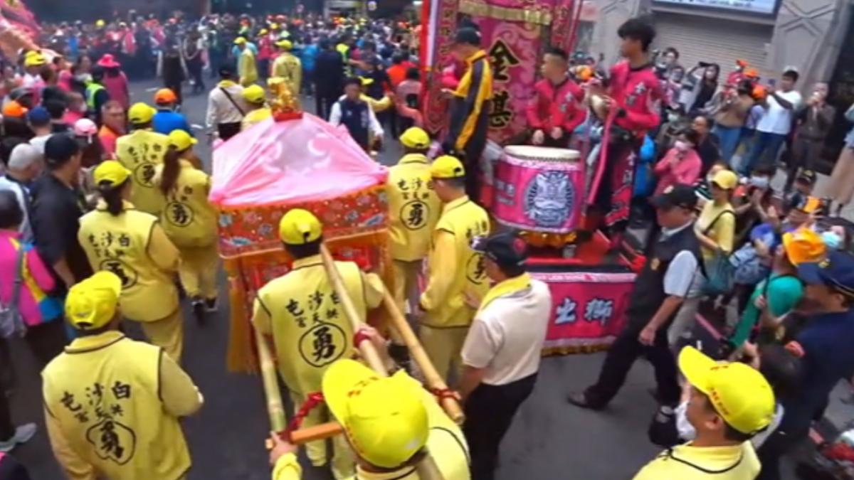 白沙屯媽祖到板橋！ 粉紅超跑「贊境」新北Day2│TVBS新聞網
