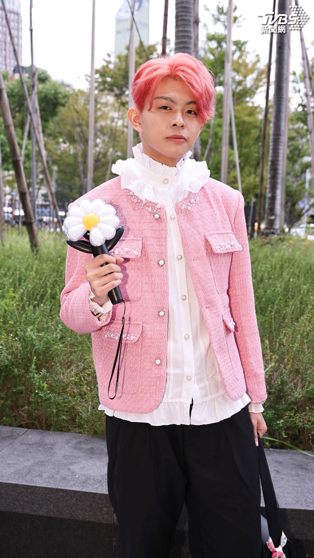 直擊／GD開唱首日！24萬網紅兄妹檔「超萌裝扮朝聖」民眾搶拍│TVBS新聞網