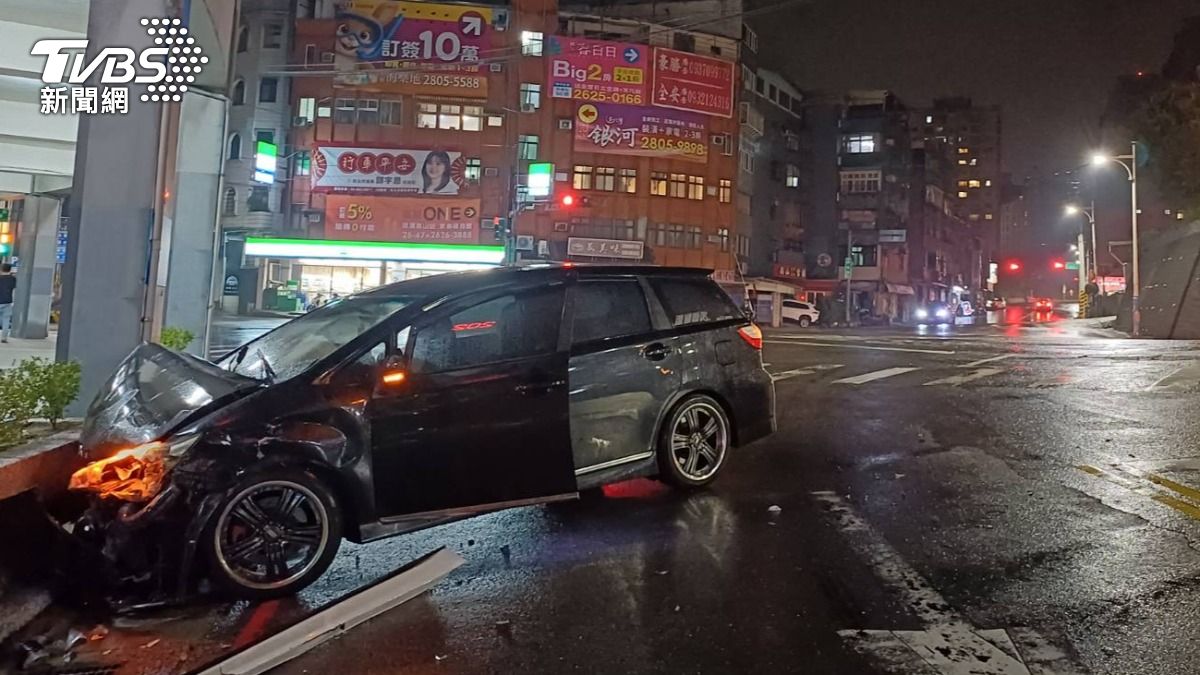 淡水BMW車禍失控！無辜女騎士等紅燈遭撞飛 失去生命跡象│TVBS新聞網