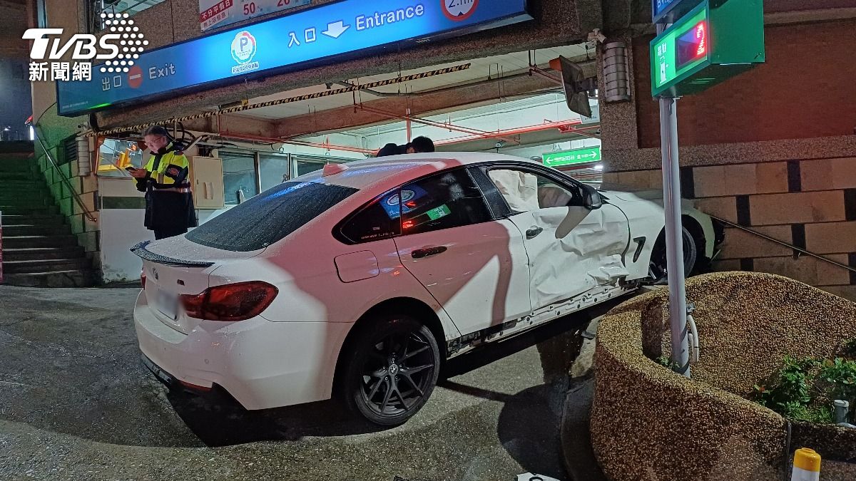 淡水BMW車禍失控！無辜女騎士等紅燈遭撞飛 失去生命跡象│TVBS新聞網