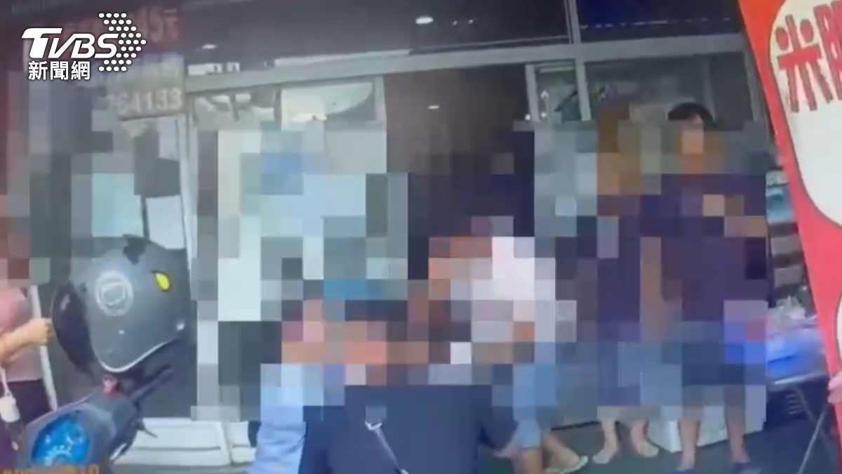 與母爭吵燒車洩憤！51歲男潑甲苯縱火 路人見狀嚇壞急上前│TVBS新聞網