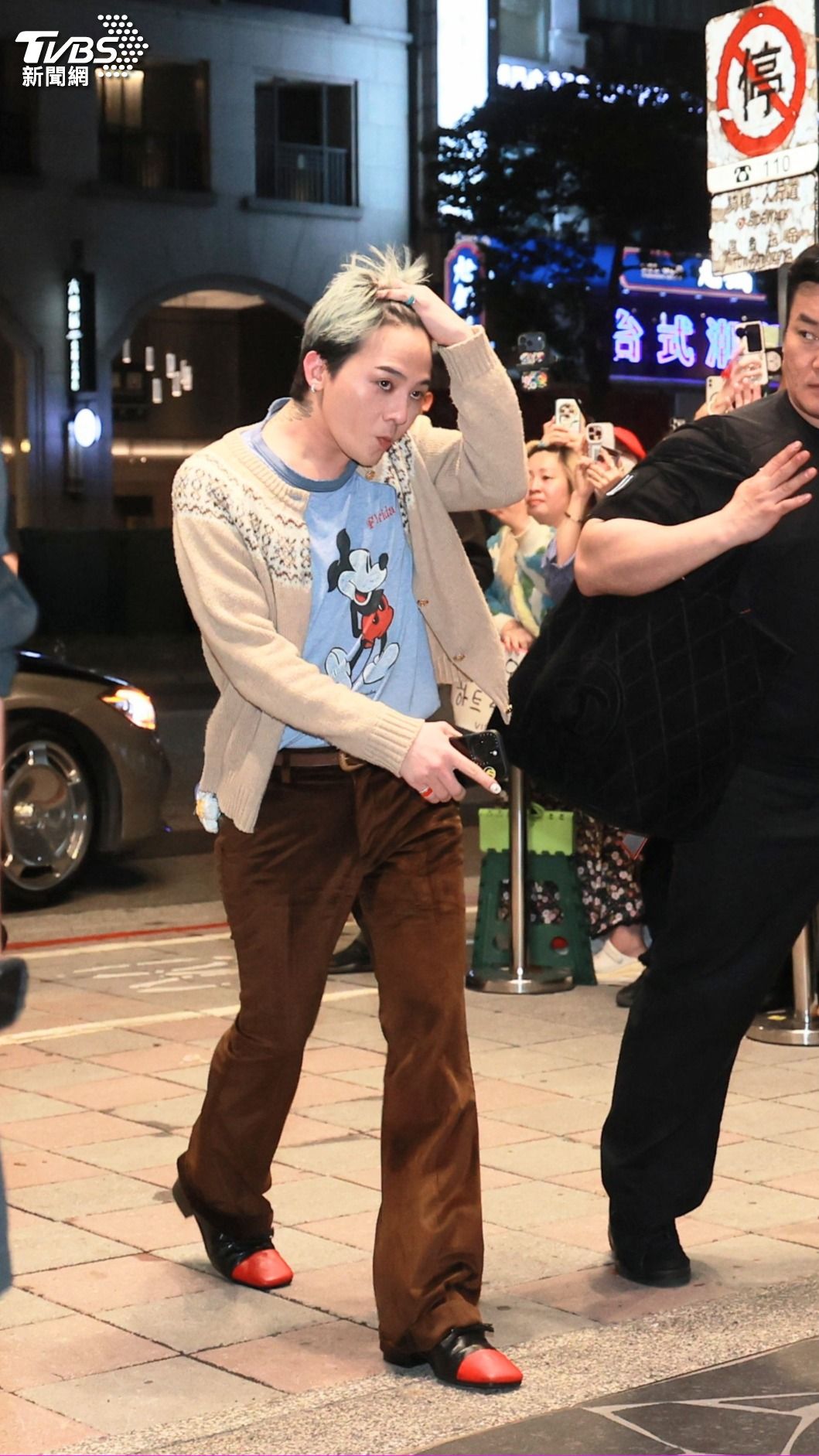 直擊／GD獨鍾金豬食堂慶功！與李洙赫前後抵達 南京東路「千人爭睹」│TVBS新聞網