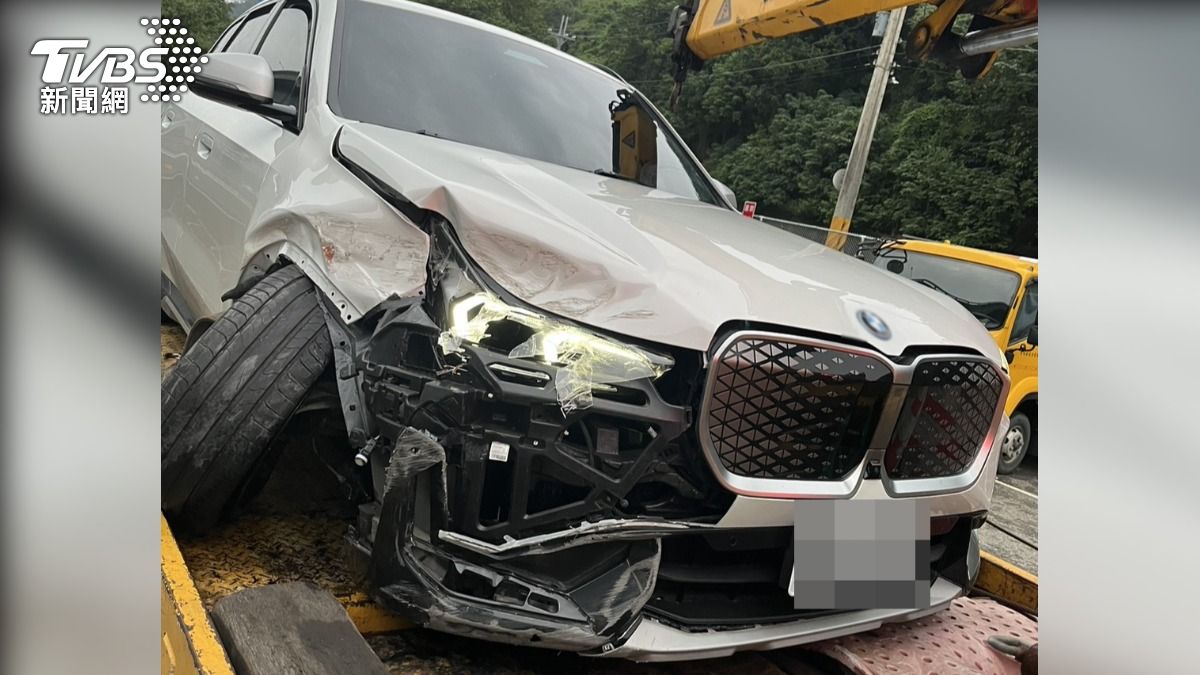 有片／國1碰碰車...BMW駕駛疑恍神追撞賓士 2車慘況曝│TVBS新聞網