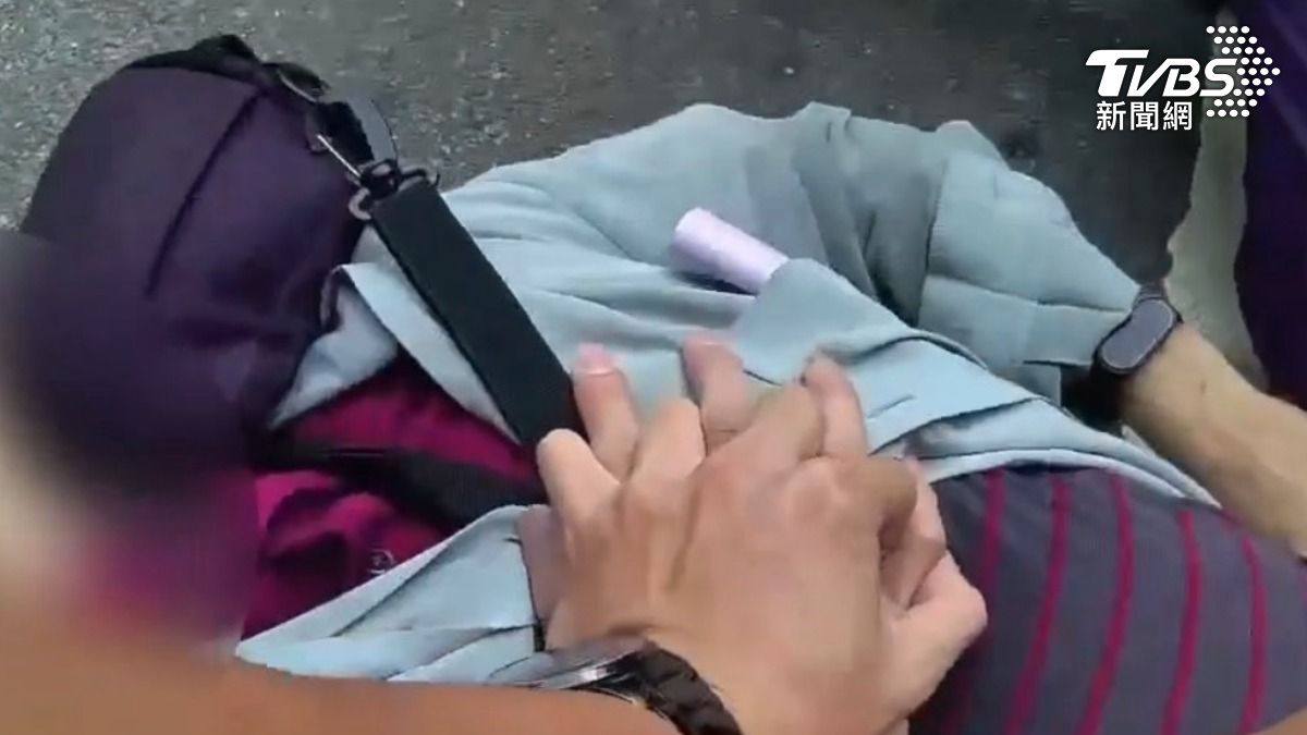 中和69歲翁騎車到一半突倒地 員警「馬路CPR」搶命畫面曝│TVBS新聞網