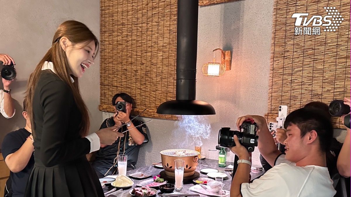 韓流遇上炭火香！KT Wiz雙姝體驗台灣燒肉│TVBS新聞網