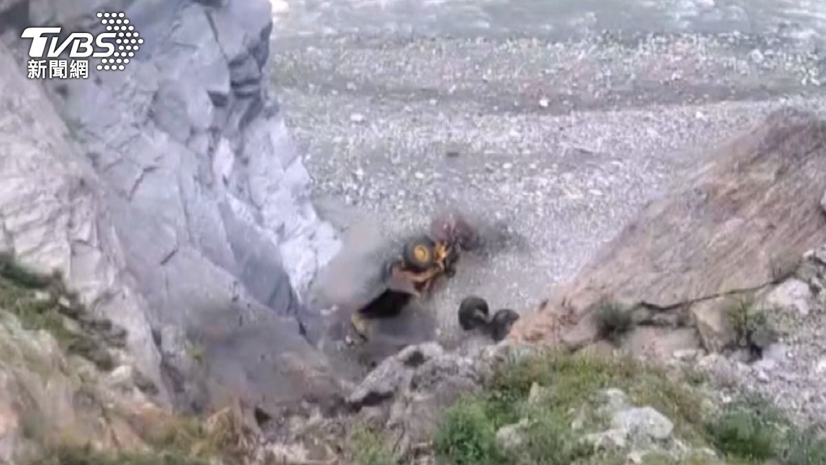 花蓮工程車墜100米山谷！21歲駕駛遭壓車下身亡 原定進行落石清除作業│TVBS新聞網