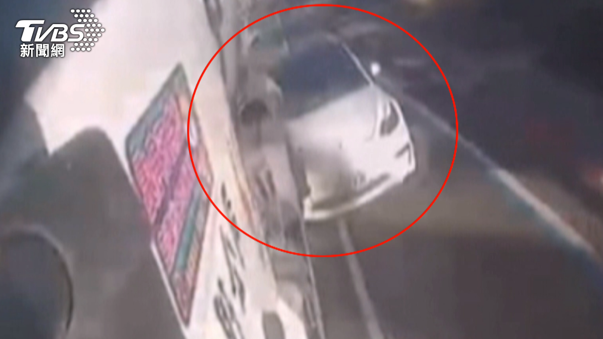 車輛已偏移又沒煞車！ 特斯拉駕駛疑未開自動駕駛釀禍│TVBS新聞網