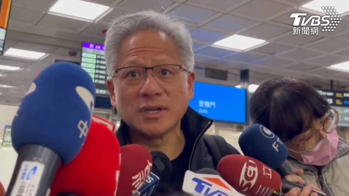 黃仁勳寵粉！一路簽名簽到機場外 曝尚未與中美談Blackwell晶片│TVBS新聞網