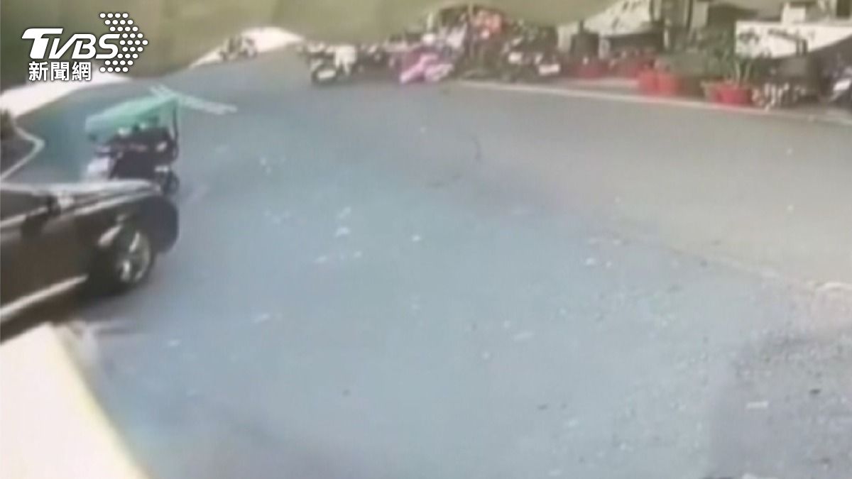 外籍看護代步車雙載遭休旅車擦撞 99歲嬤「腦出血」重傷不治│TVBS新聞網