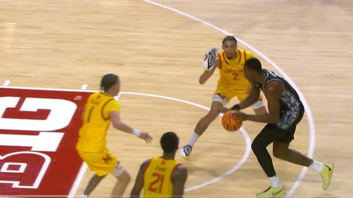 技驚四座？美大學籃球員「丟鞋搶球」 未成功被判犯規│TVBS新聞網