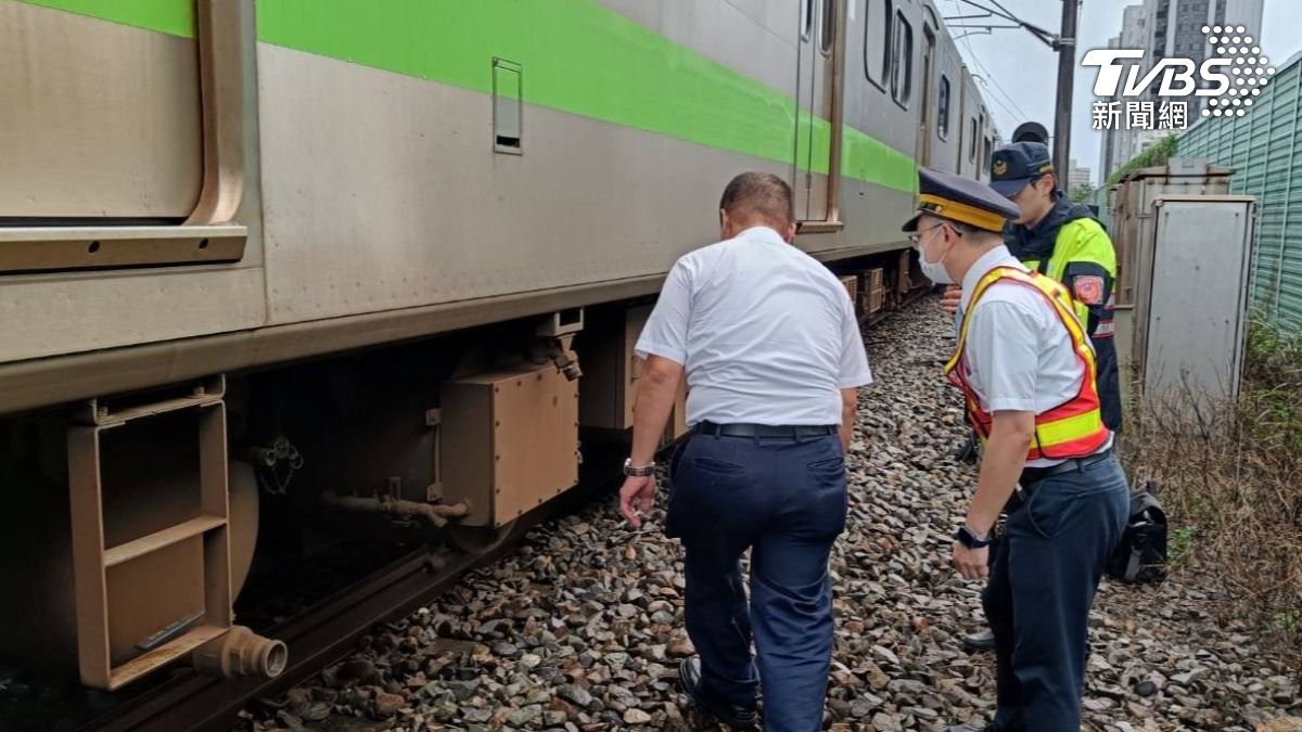 平交道驚魂！騎士雨天緊急煞車滑倒 路人救援保命機車慘遭撞│TVBS新聞網