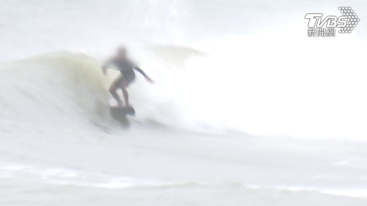 「鳳凰」陸警發布！ 風力5級、浪逾3米 仍有人冒險衝浪│TVBS新聞網