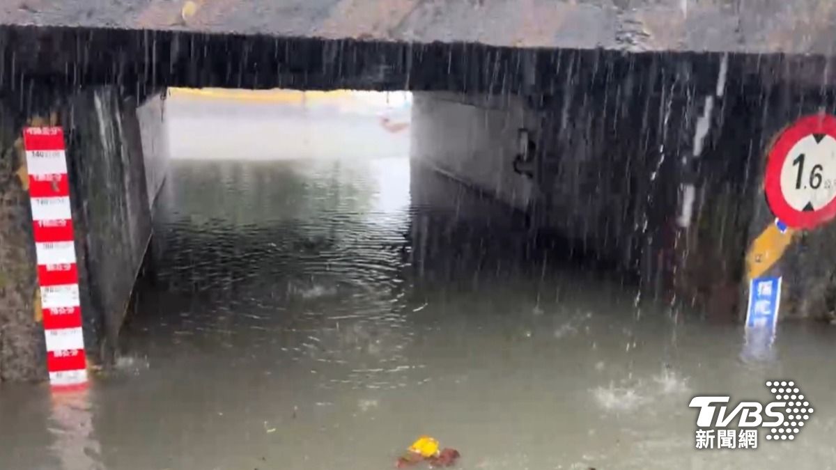 宜蘭超大豪雨狂炸！五結鄉小客車困水中 壯圍鄉農田成汪洋│TVBS新聞網