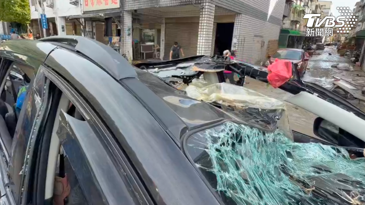宜蘭蘇澳暴雨成災！泡水車拋錨遭國軍裝甲車輾爛 車主傻眼喊求償 | 引新聞