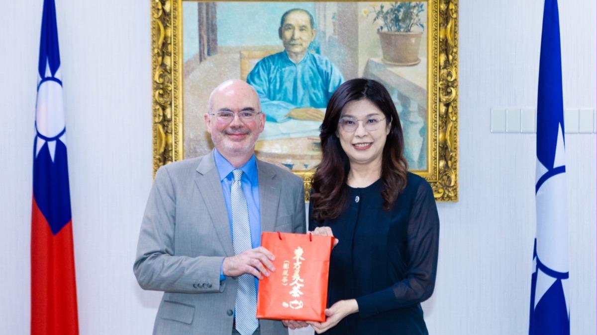 拜會探國防預算立場 AIT處長谷立言邀鄭麗文「適當時機訪美」│TVBS新聞網