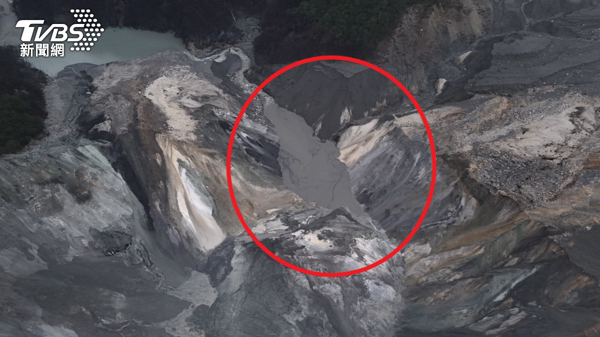 堰塞湖釀慘劇！光復「無雨日」3米泥沙吞民宅 重機具全埋了│TVBS新聞網