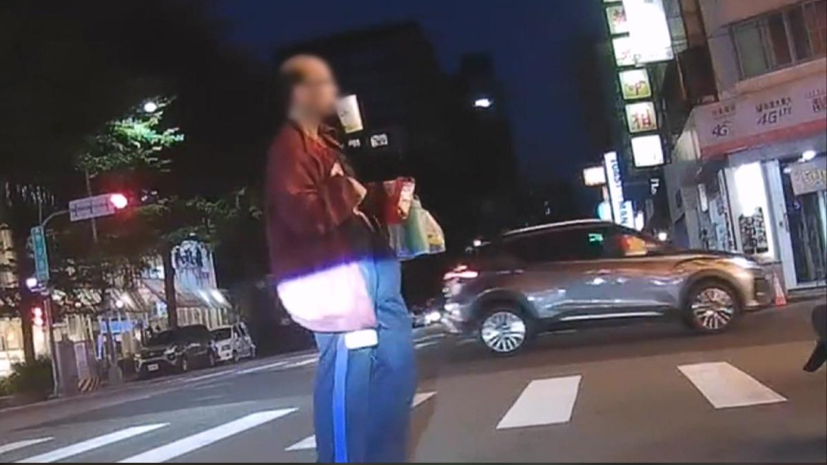 嘴咬飲料杯偷電腦包！慣竊「衣服還掛吊牌」被逮 是百貨頭痛人物│TVBS新聞網