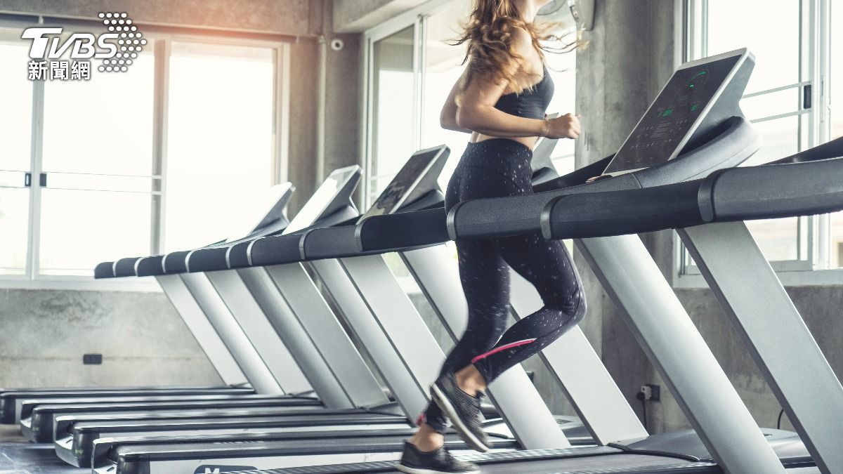 44歲ELLA好身材秘訣曝！全靠這「4招」 川字腹肌超明顯│TVBS新聞網