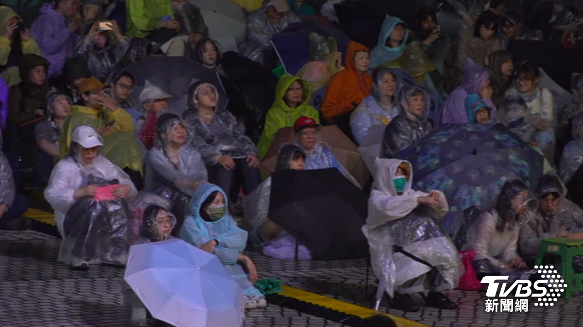 柏林愛樂20週年台北壓軸場！千人冒雨搶聽 蔣萬安獻花致敬│TVBS新聞網