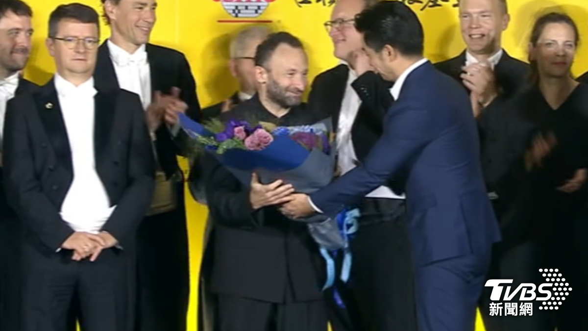 柏林愛樂20週年台北壓軸場！千人冒雨搶聽 蔣萬安獻花致敬│TVBS新聞網
