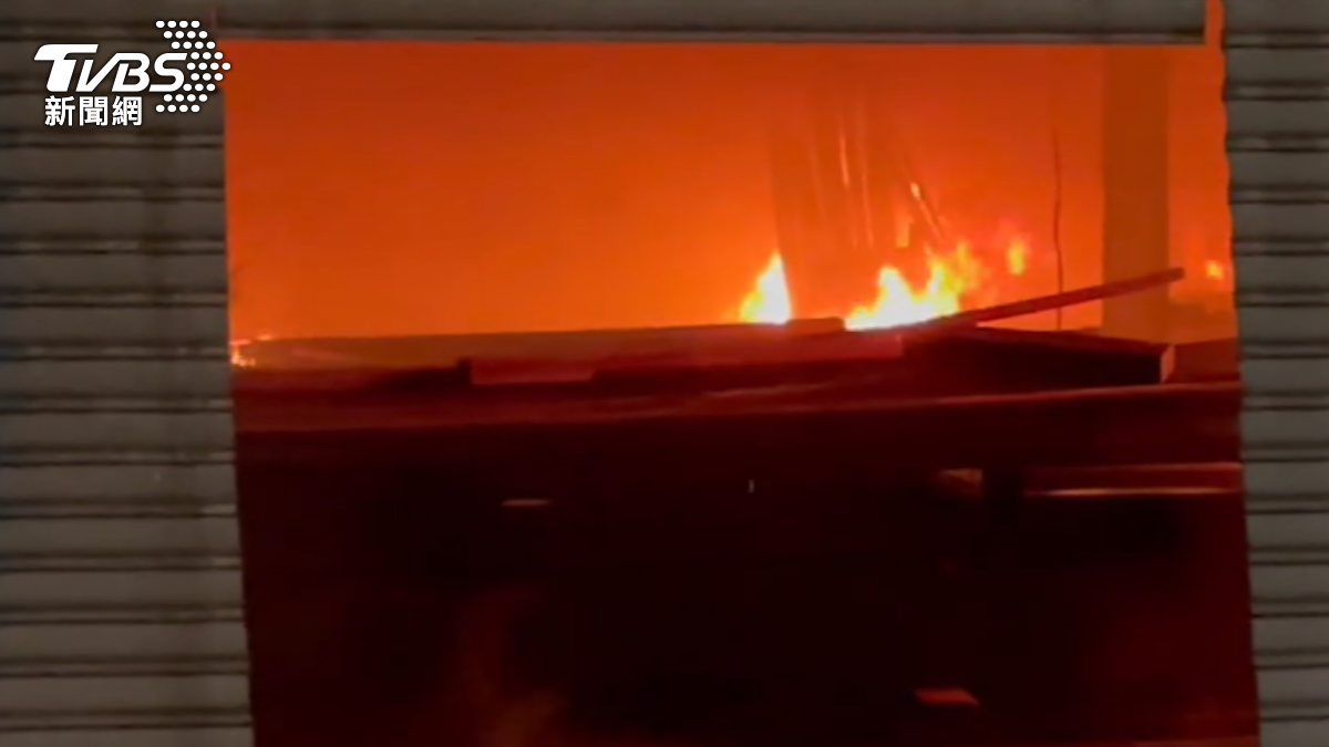 基隆停車場車輛起火！疑車主「火種點菸」 整輛車燒剩骨架│TVBS新聞網