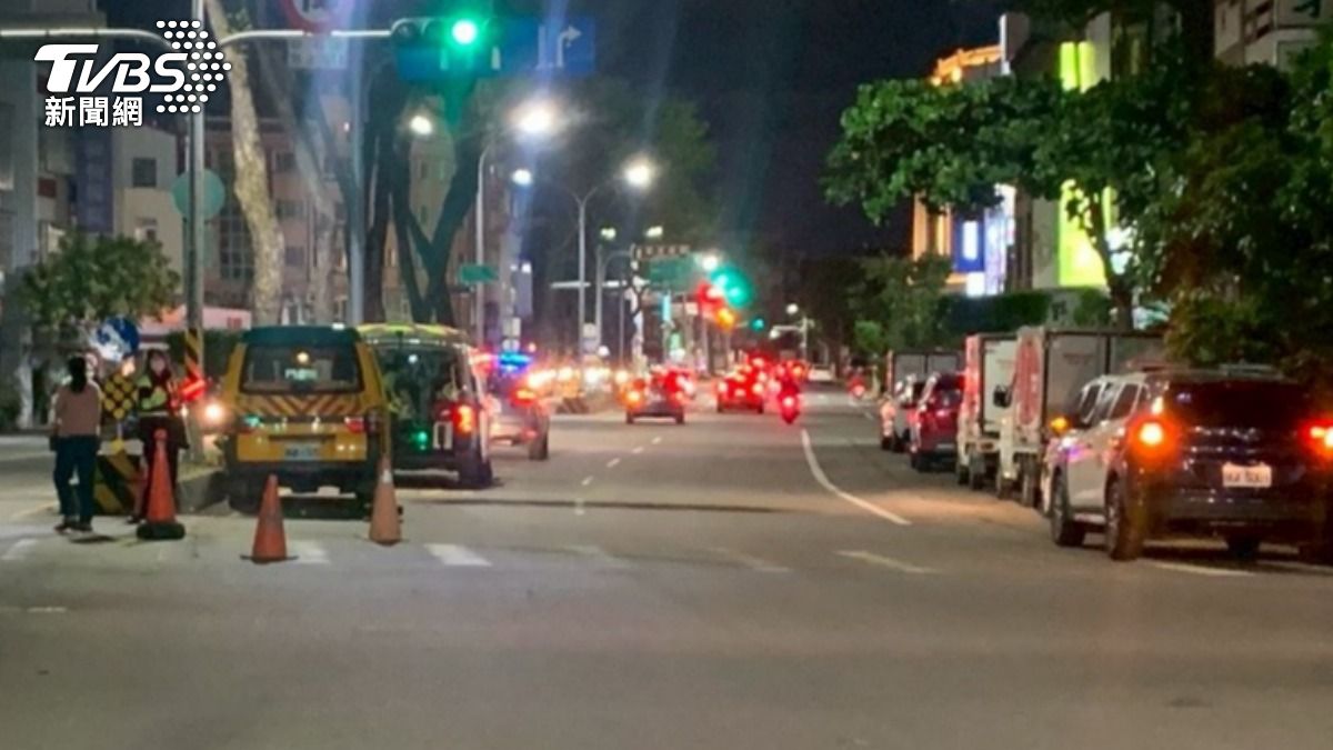 開娃娃車載放學突腦溢血！台中男撞分隔島昏迷 6童驚嚇哭一團│TVBS新聞網