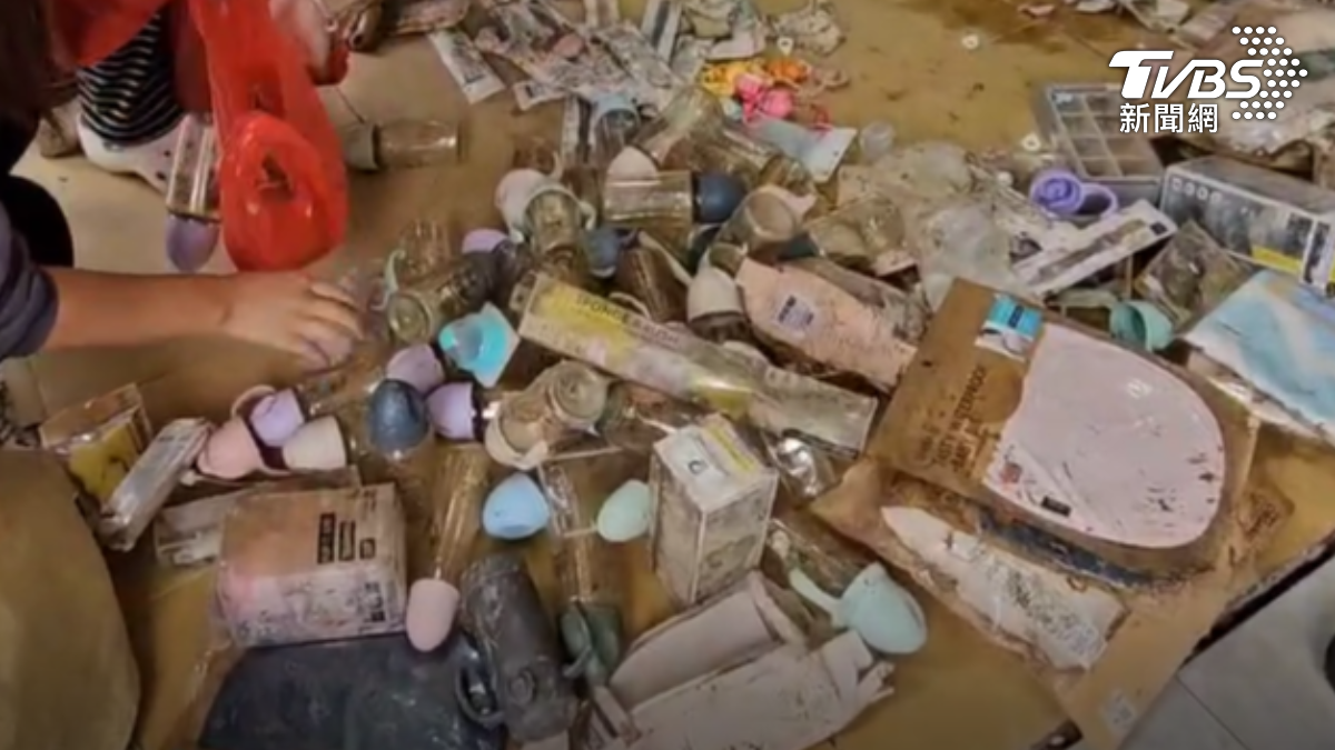 辦公室驚見完整蛇皮 員工緊繃上班：腳麻 好怕牠還在室內│TVBS新聞網