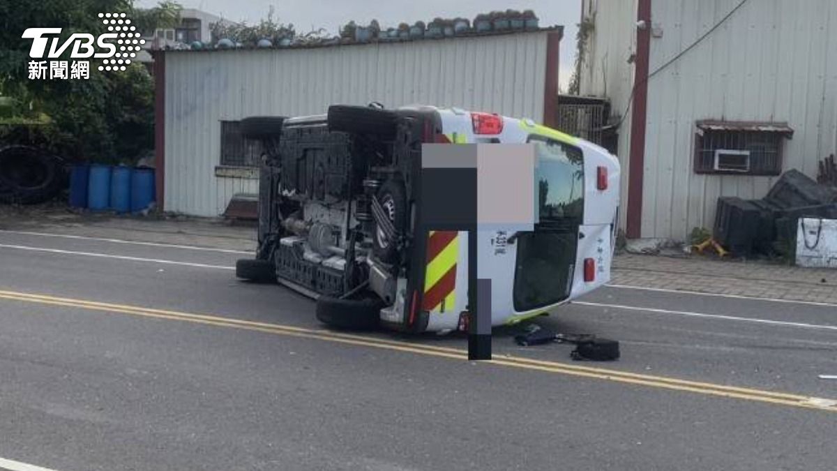 鳴笛剛過路口！嘉義救護車「出勤途中」遭撞翻 3人緊急送醫│TVBS新聞網
