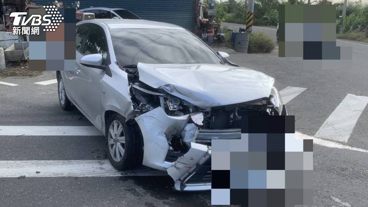 鳴笛剛過路口！嘉義救護車「出勤途中」遭撞翻 3人緊急送醫│TVBS新聞網