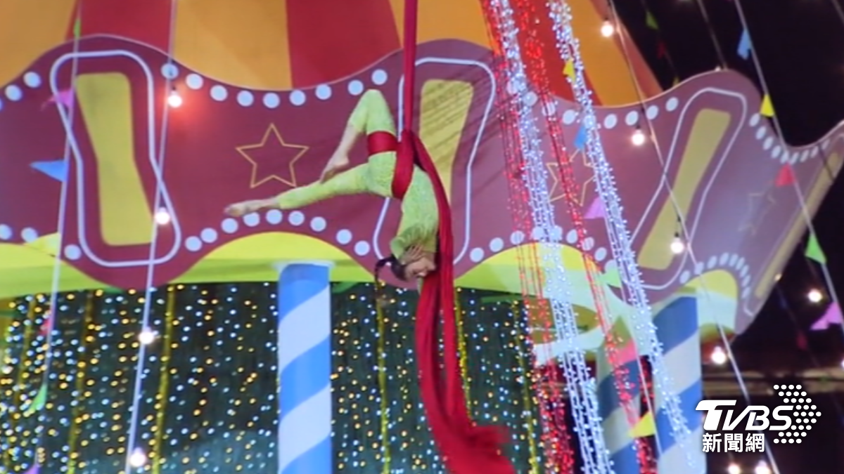 新北耶誕城「馬戲嘉年華」開城秀！ 李雅英合體侯友宜三連拍│TVBS新聞網