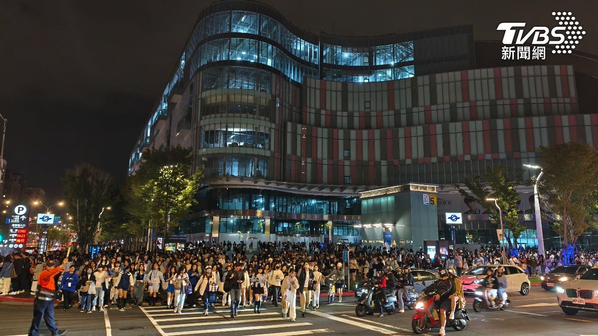 SUPER JUNIOR大巨蛋開唱吸3萬粉 散場人潮如跨年│TVBS新聞網