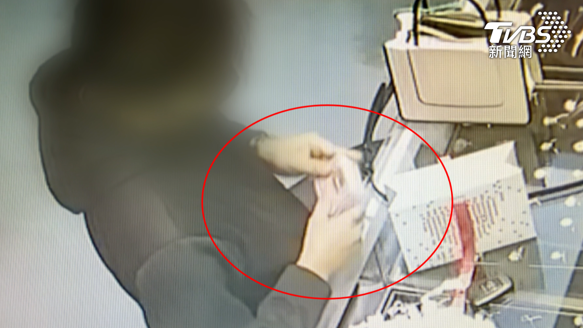 偷金大盜！女賣6萬金手鍊 面交遭20秒光速掏空│TVBS新聞網