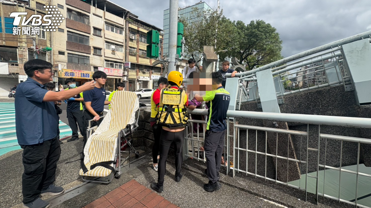 基隆田寮河赫見全裸男！警消速救起 他竟回：想下去洗澡│TVBS新聞網