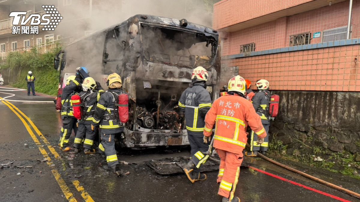 快訊／九份遊覽車突起火燃燒！大量黑煙竄出│TVBS新聞網