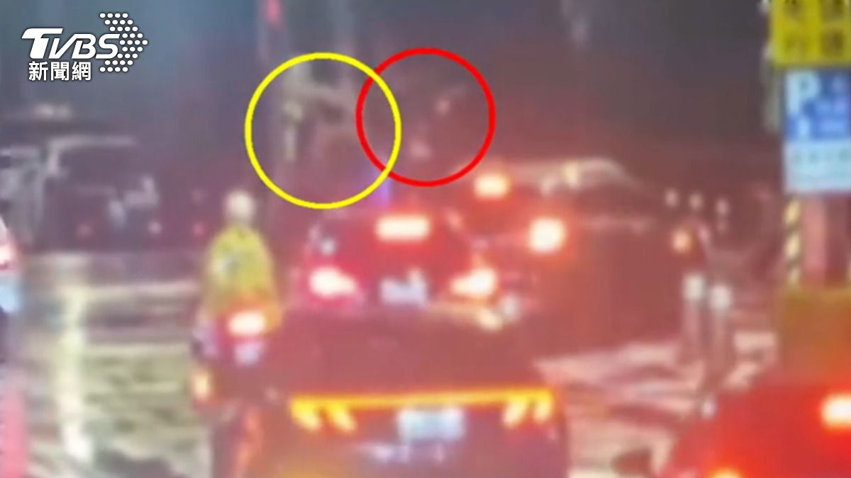 「雨傘遮掩」錄影、偷拍逾20張照片 女戴耳機未察覺│TVBS新聞網