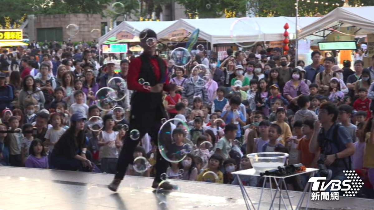 新北耶誕城嗨翻！ 首周六「泡泡秀、音樂劇」迎人潮│TVBS新聞網