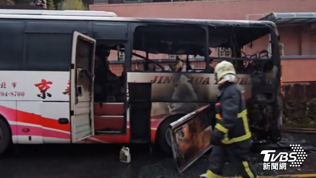 九份老街旁遊覽車起火狂燒 11名日客驚逃│TVBS新聞網