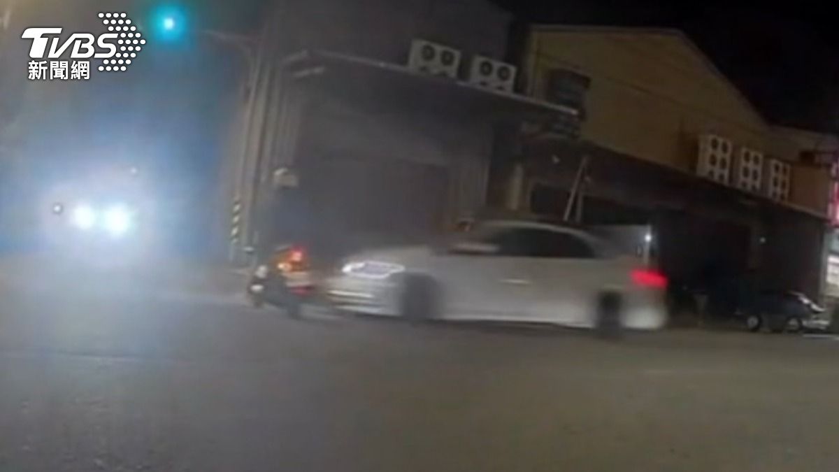為搶快？ 駕駛疑「闖紅燈」撞飛機車 騎士拋飛摔慘│TVBS新聞網