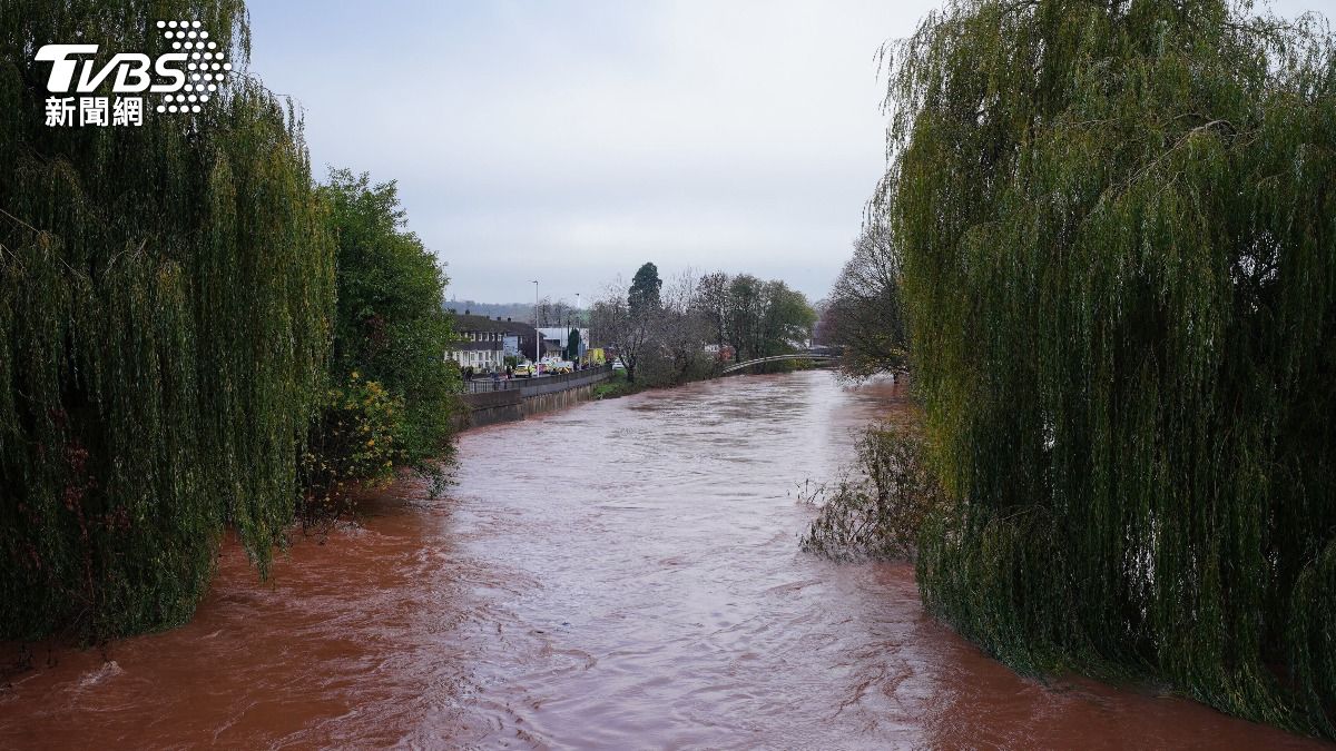 風暴強襲英葡「馬路變小河」！逾20人死傷 近700戶斷電│TVBS新聞網