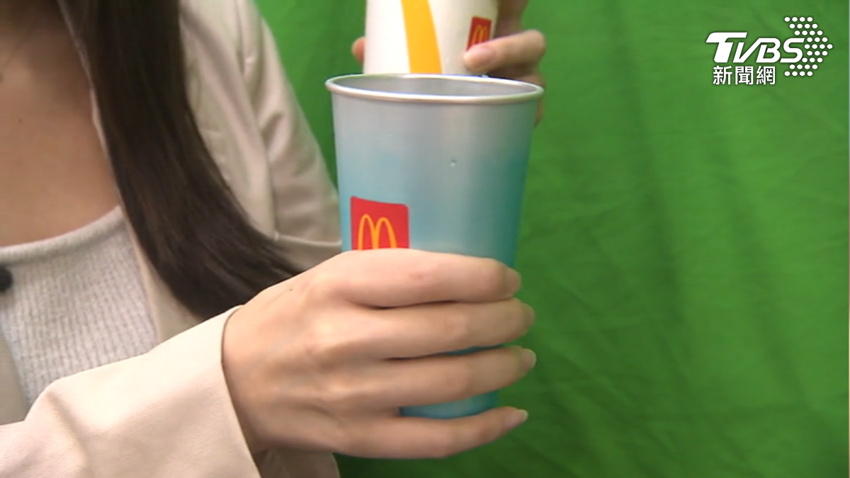 邊喝邊變魔術！ 速食新推「變色杯」 網瘋喊：超酷│TVBS新聞網