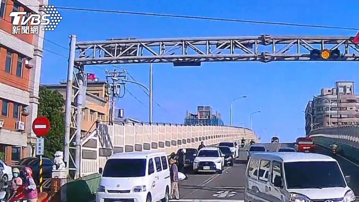 稱逆光惹禍！61歲男沒煞車連撞毀8車 2機車騎士遭撞送醫│TVBS新聞網