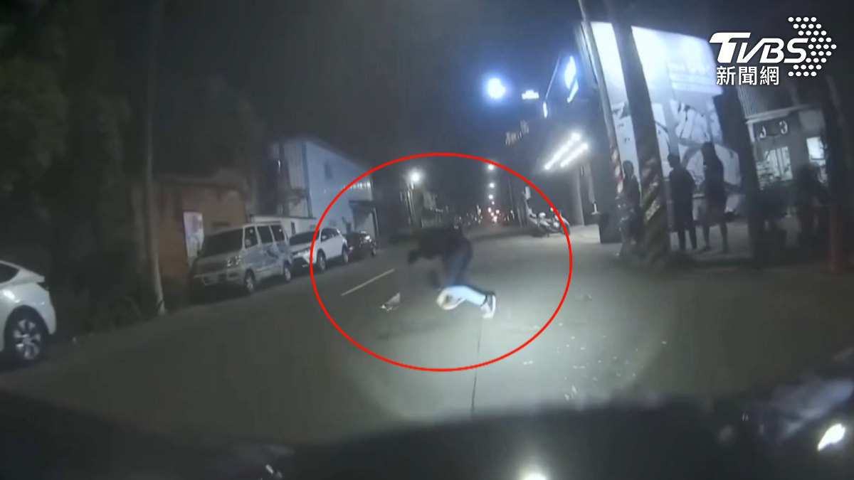 當兵歡送「衝上馬路」險被撞！ 一度無悔意喊：一次而已 │TVBS新聞網