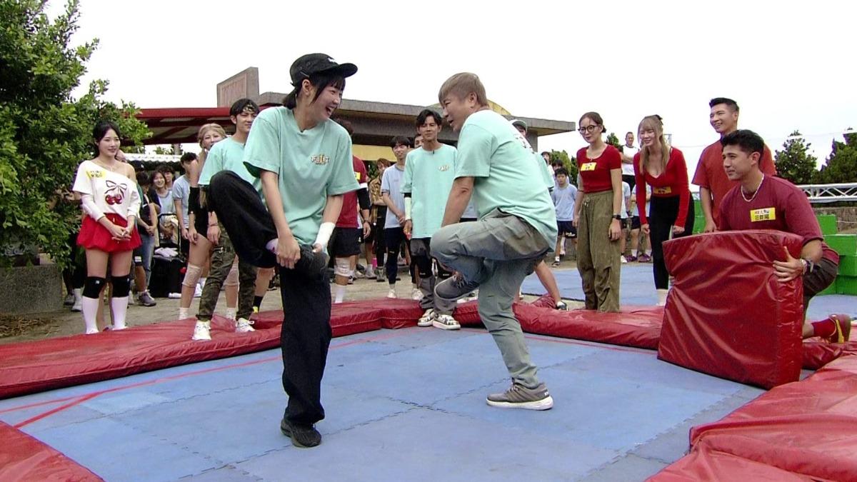 胡瓜怒喊「早知派我來」！外景突體力不支 遊戲玩一半滾落│TVBS新聞網