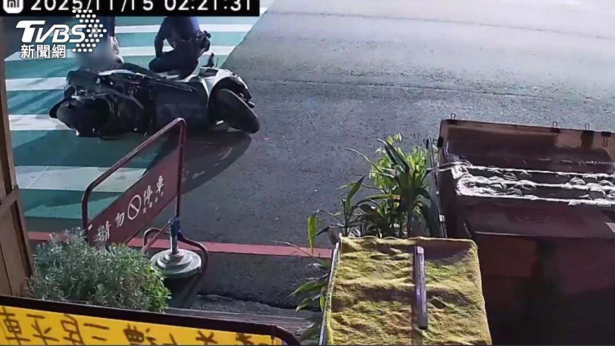 獨／倒了又倒！少年騎車醉倒路中 車倒「他還當躺地騎士」│TVBS新聞網