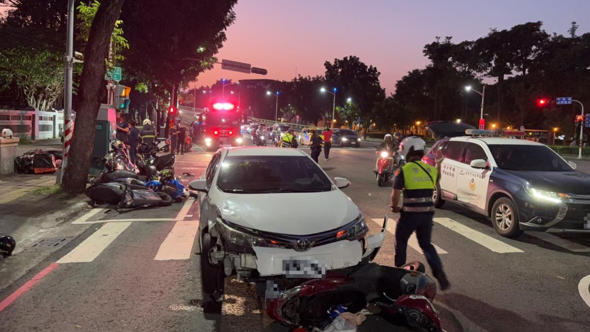 高雄73歲翁駕車暴衝！撞翻待轉8機車釀9傷 1人不治身亡│TVBS新聞網