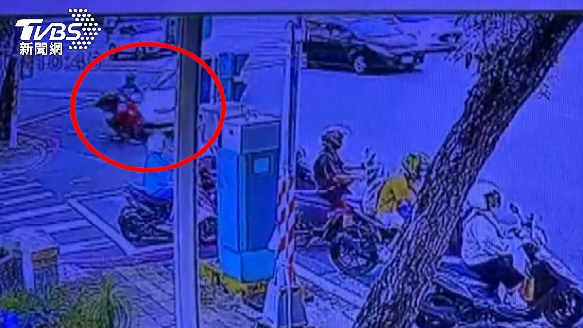 違規右轉！ 7旬男「保齡球般」失控撞八車 釀1死8傷│TVBS新聞網