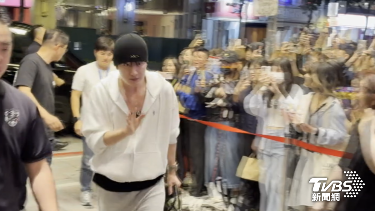 韓男團SJ大巨蛋連唱3天！ 粉絲砸百萬「60架無人機應援」│TVBS新聞網