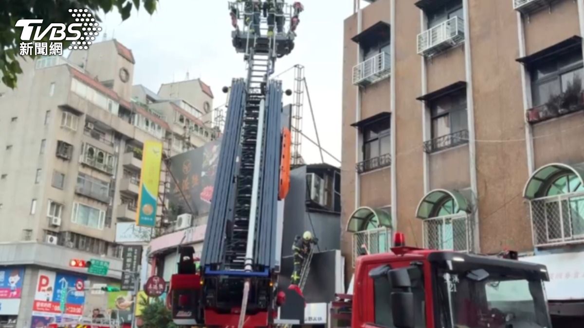 士林火鍋店清晨火警！濃煙直竄天際 居民：空氣充滿塑膠味│TVBS新聞網