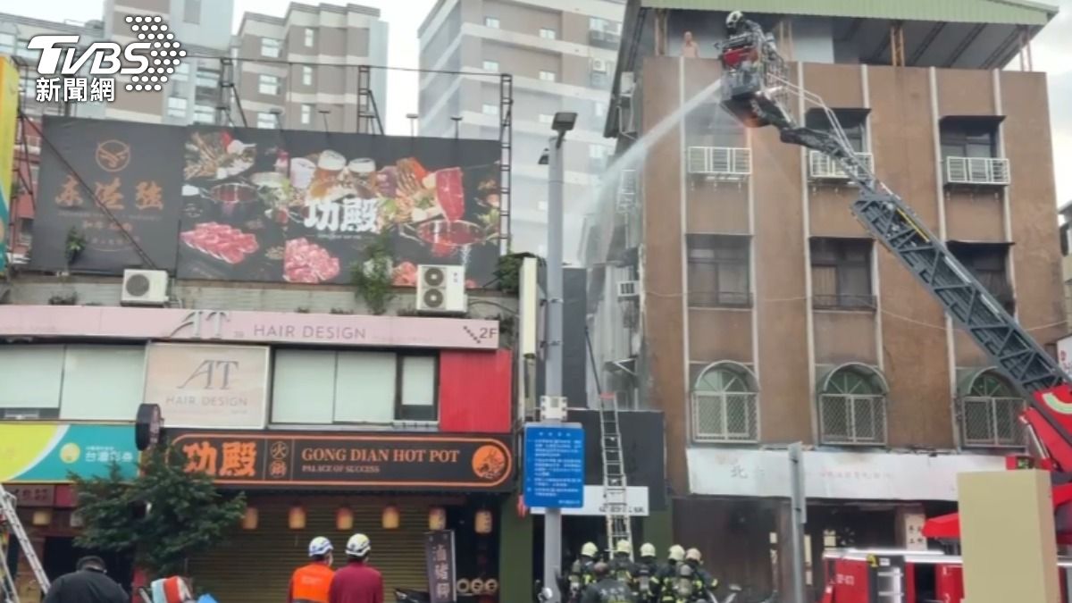 士林火鍋店清晨火警！濃煙直竄天際 居民：空氣充滿塑膠味│TVBS新聞網
